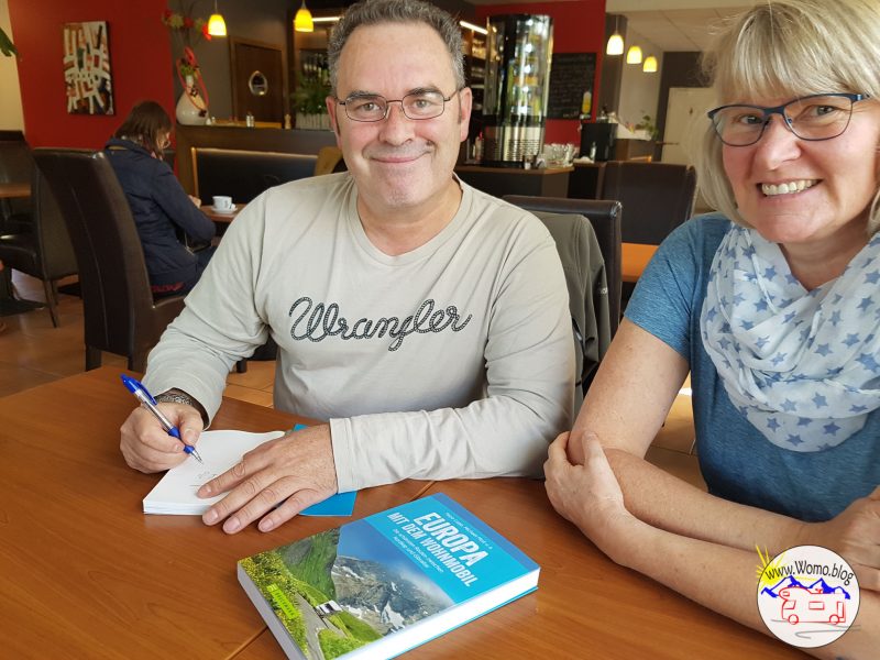 Torsten Berning bespricht mit Nadja die Details unserer Route