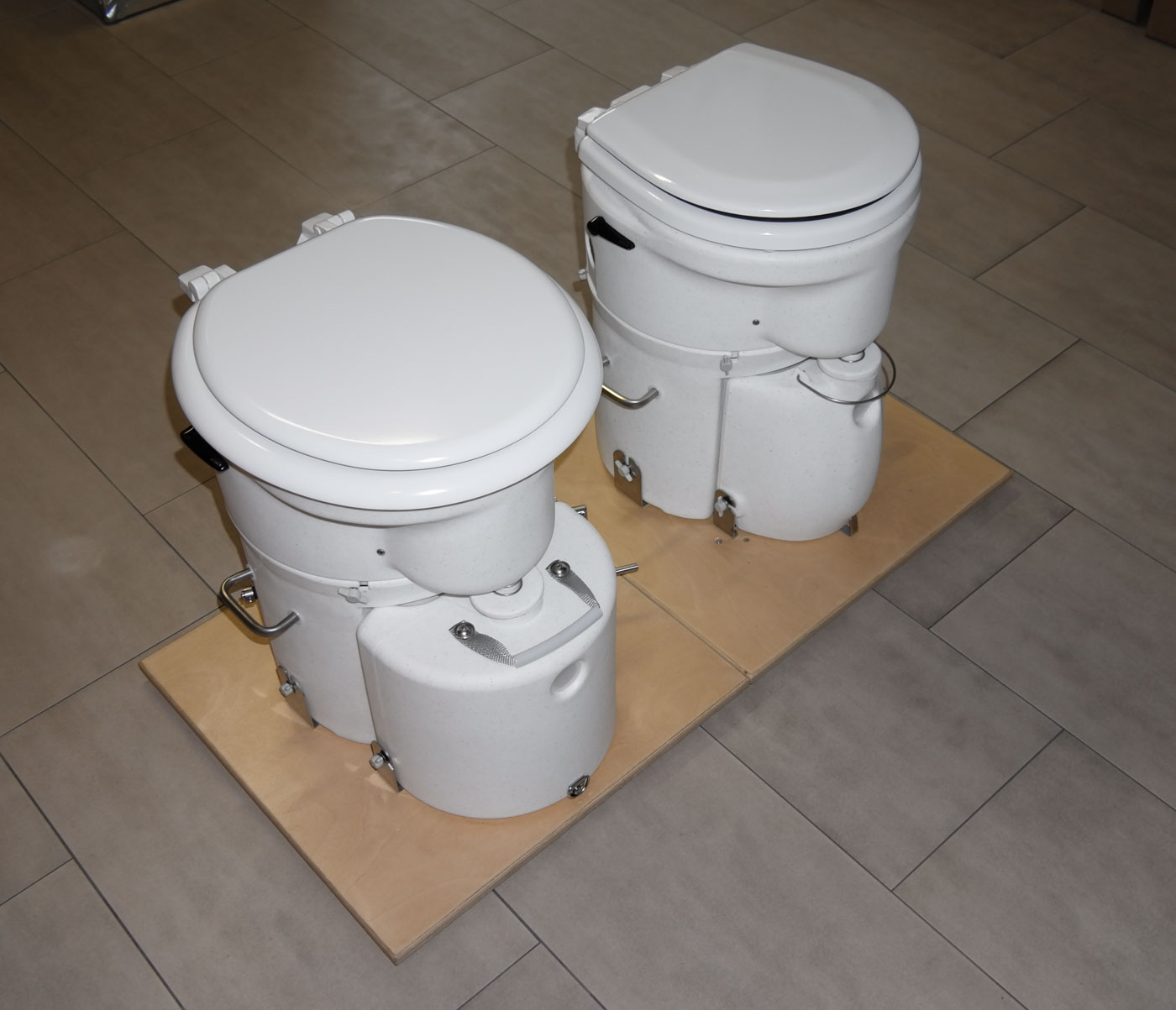 So gibt es einen schmaleren und einen breiteren Toilettensitz, was uns ...