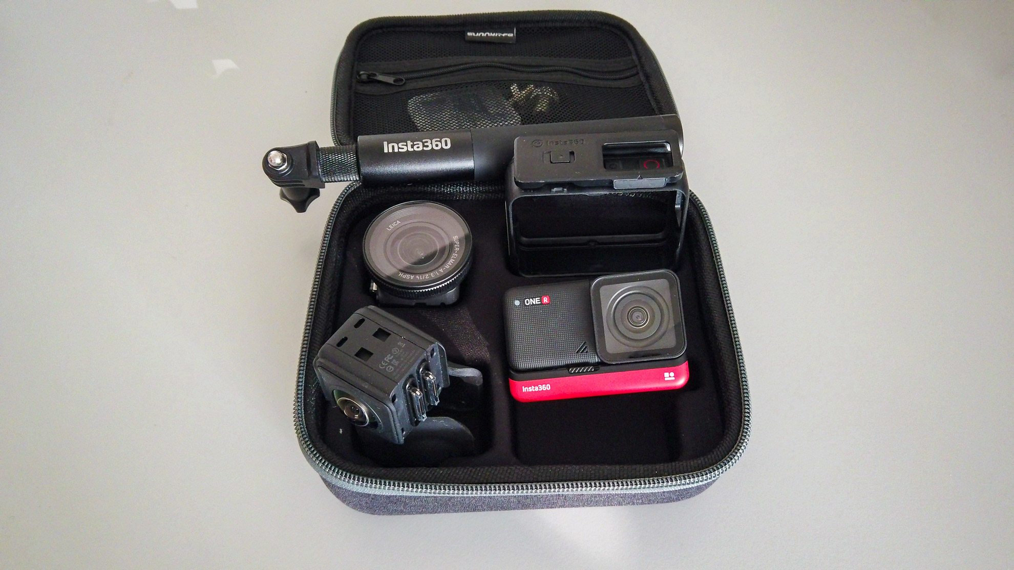 Insta360 hat uns für diesen Test ein komplettes Paket ihrer Kamera zur ...